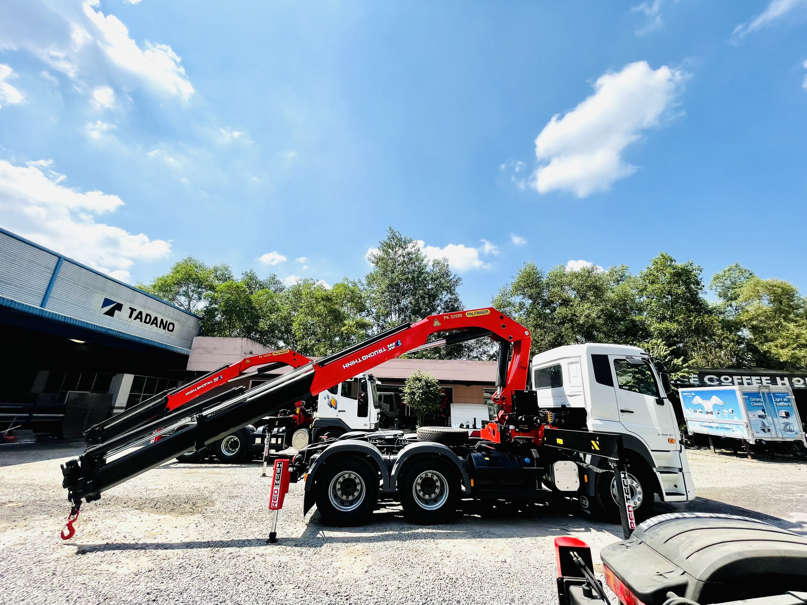 UD TRUCKS GWE64T 08MS 6x4 Đầu kéo gắn cẩu Palfinger PK32080-C 12 Tấn