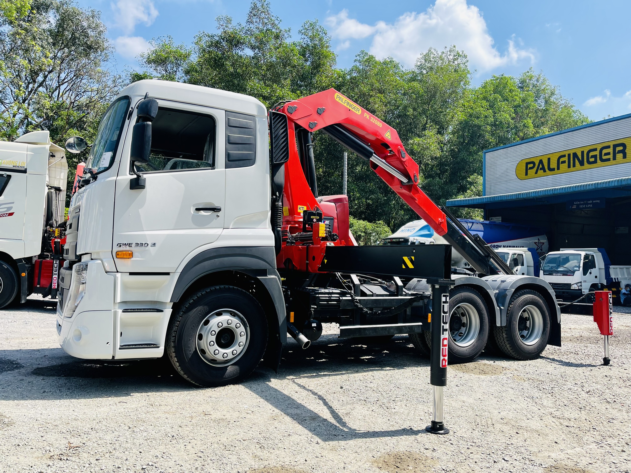 UD TRUCKS GWE64T 08MS 6x4 Đầu kéo gắn cẩu Palfinger PK32080-C 12 Tấn