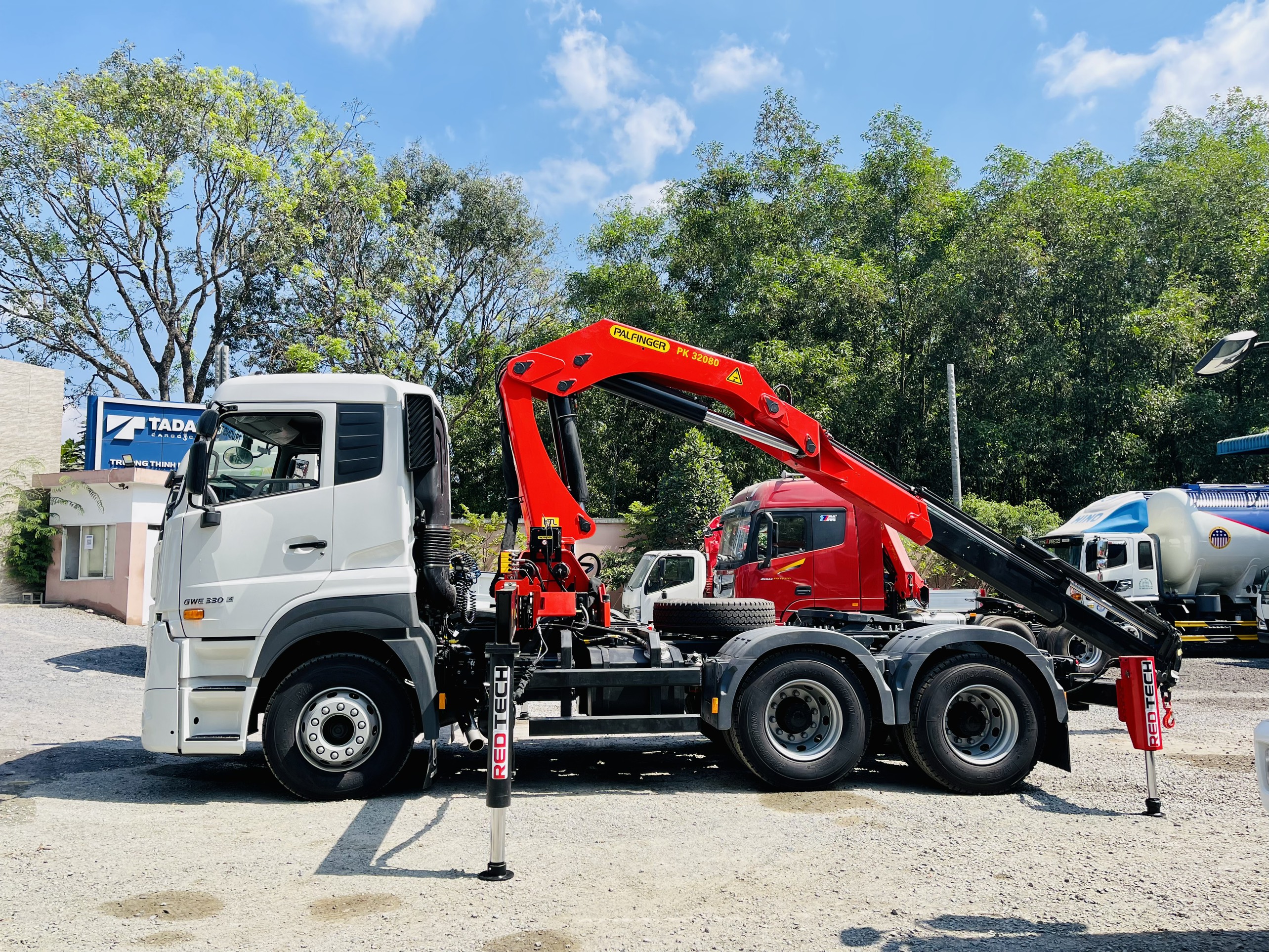 UD TRUCKS GWE64T 08MS 6x4 Đầu kéo gắn cẩu Palfinger PK32080-C 12 Tấn